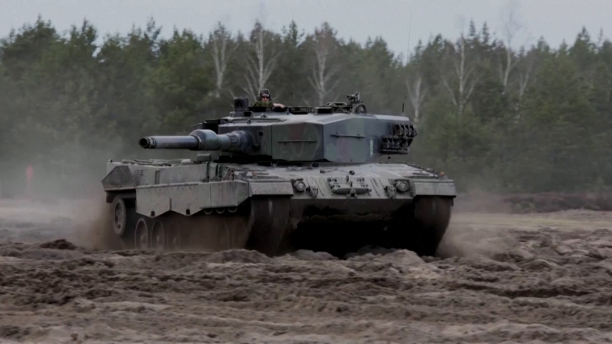 6 xe tăng Leopard 2A4 của Tây Ban Nha lên đường tới Ukraine