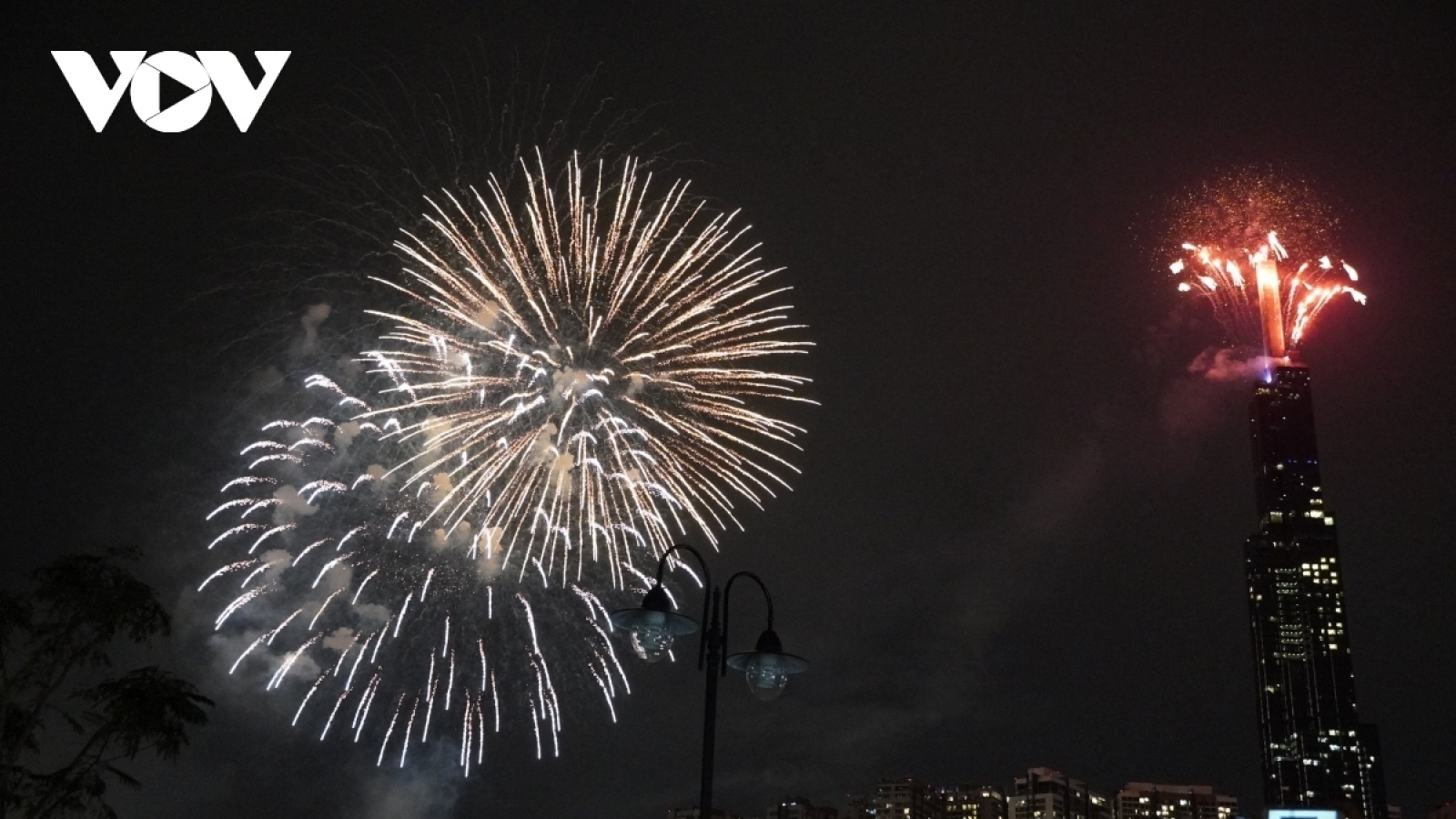 Spectacular fireworks display lights up HCM City skies on National Day