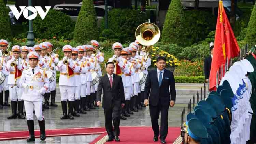 Top Party leader receives Mongolian President in Hanoi