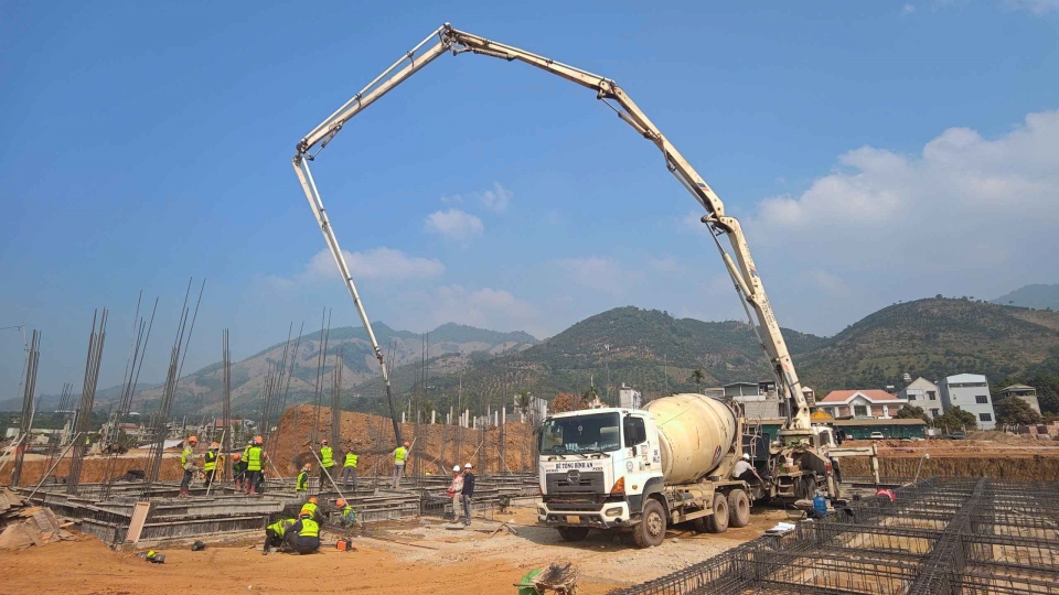 Trên công trường xây trường học liên cấp vùng biên Sơn La