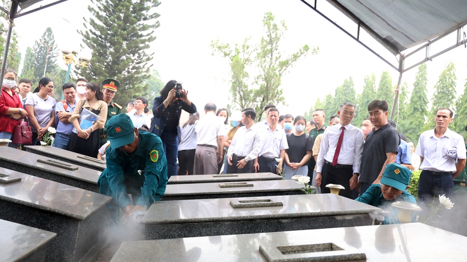 Hue collects DNA samples from 1,456 unidentified war martyrs' graves