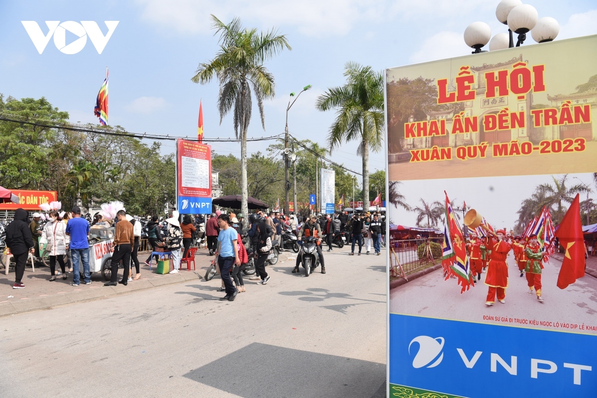Thousands of people eagerly flock to Tran Temple during Tet