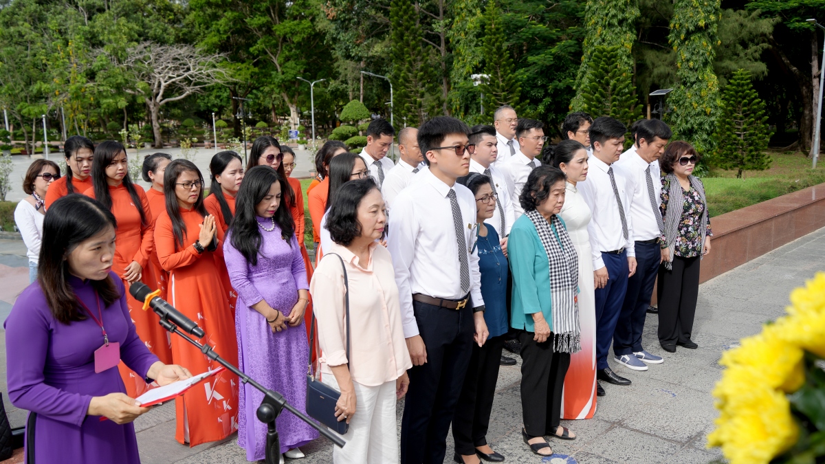 Quỹ Từ thiện Kim Oanh tặng học bổng tại Côn Đảo