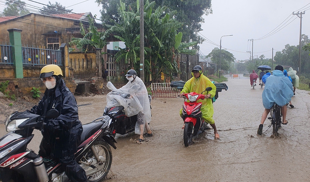 Đà Nẵng: Bùn đất từ cụm công nghiệp Cẩm Lệ lại tràn xuống đường