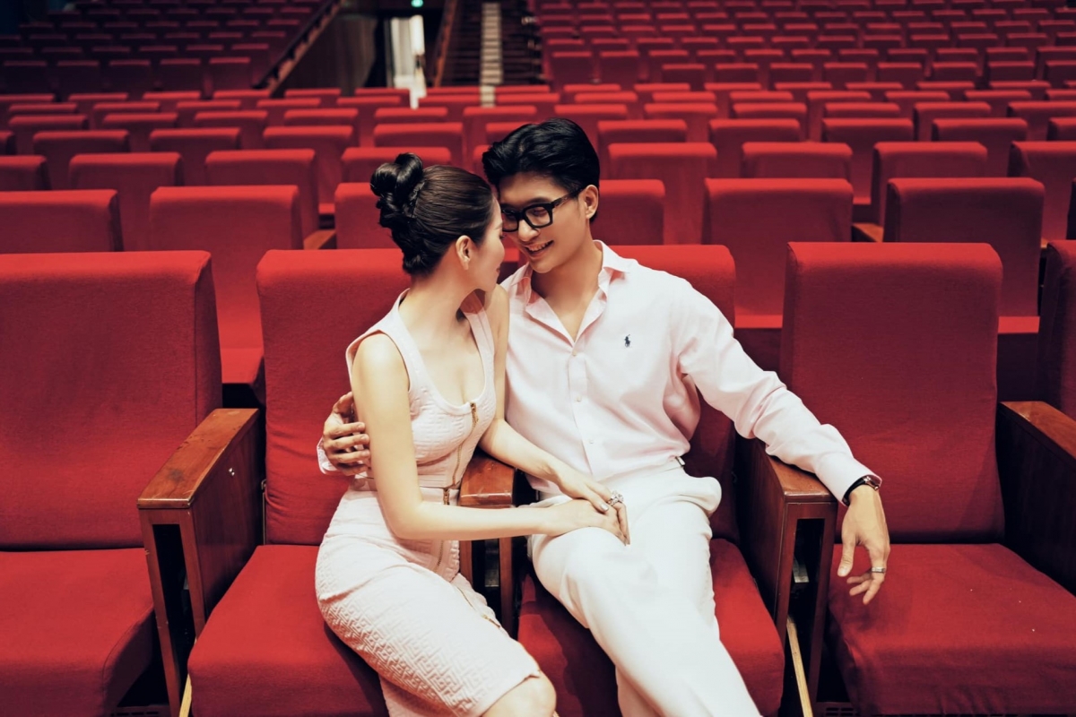 Sao Việt 24/10: NSND Tự Long nói lý do quỳ trước 20.000 khán giả