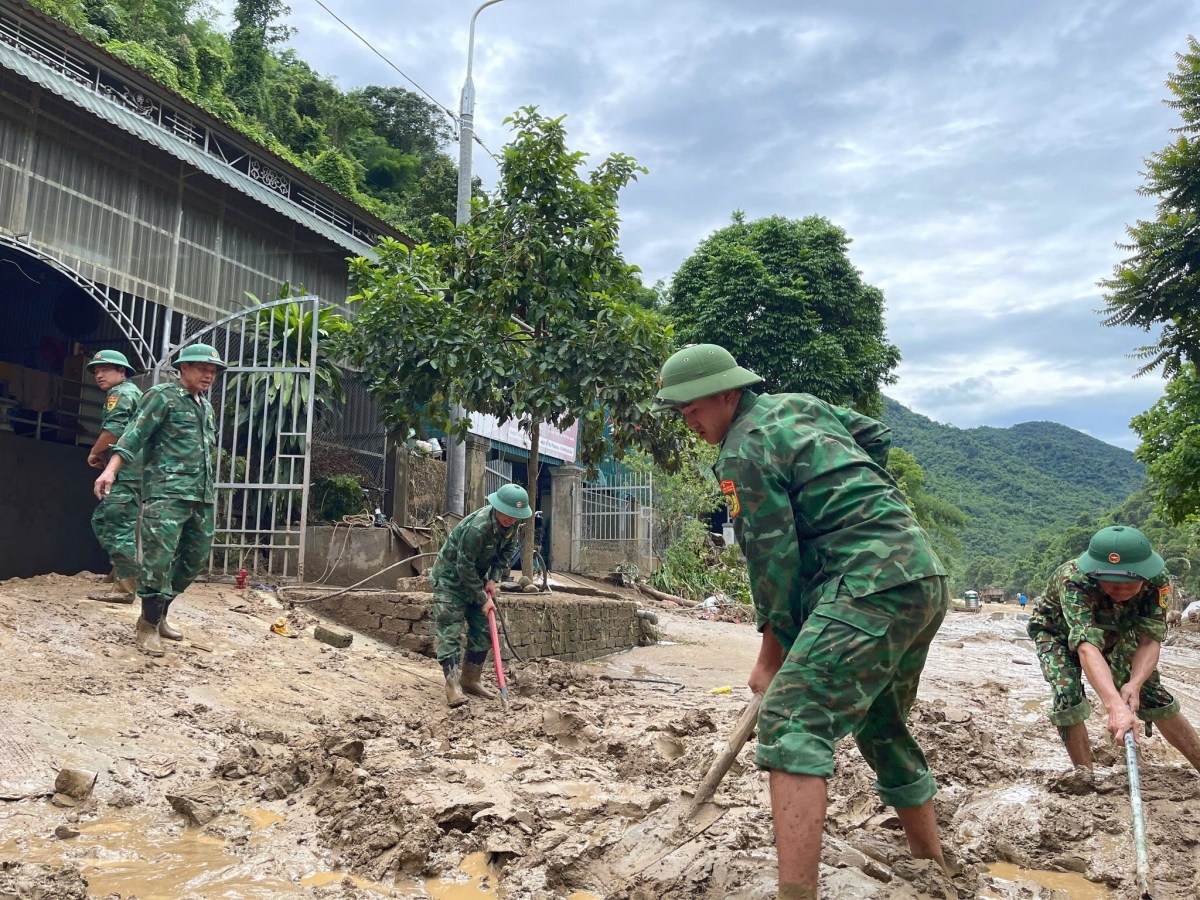 Chân đất băng rừng, bộ đội cùng dân dựng lại bản làng sau lũ