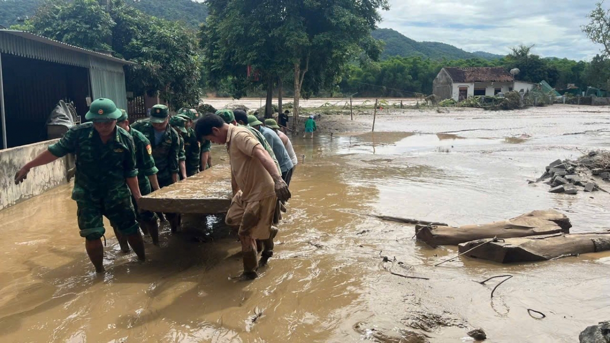 Chân đất băng rừng, bộ đội cùng dân dựng lại bản làng sau lũ