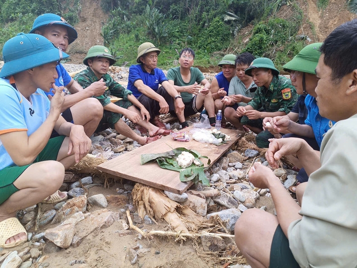 Chân đất băng rừng, bộ đội cùng dân dựng lại bản làng sau lũ