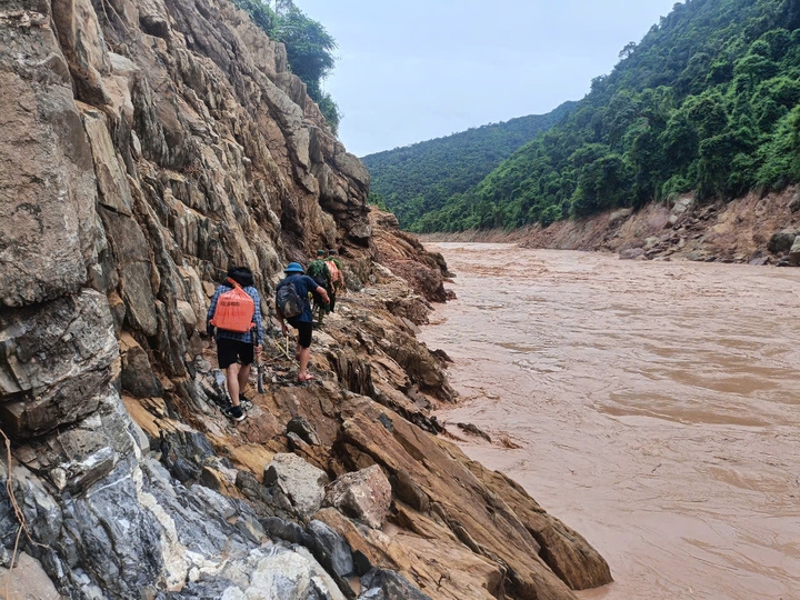 Chân đất băng rừng, bộ đội cùng dân dựng lại bản làng sau lũ