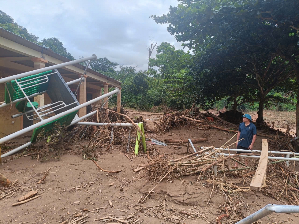 Chân đất băng rừng, bộ đội cùng dân dựng lại bản làng sau lũ