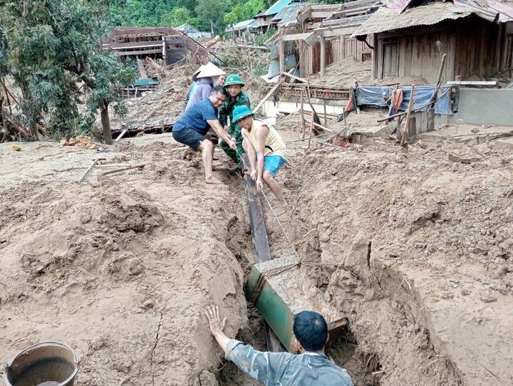 Chân đất băng rừng, bộ đội cùng dân dựng lại bản làng sau lũ