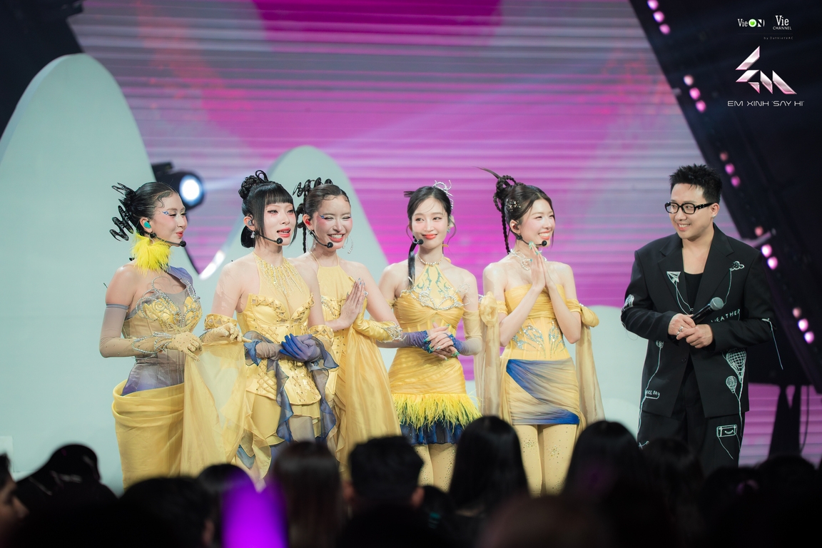 Các Em xinh "say hi" được NSND Thanh Ngoan hướng dẫn hát Xẩm