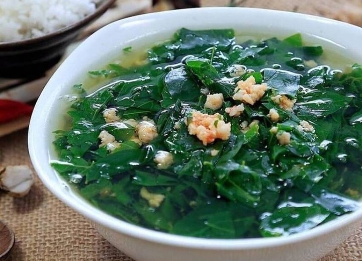 Thực hư chuyện vò rau ngót trước khi nấu khiến canh ngon hơn