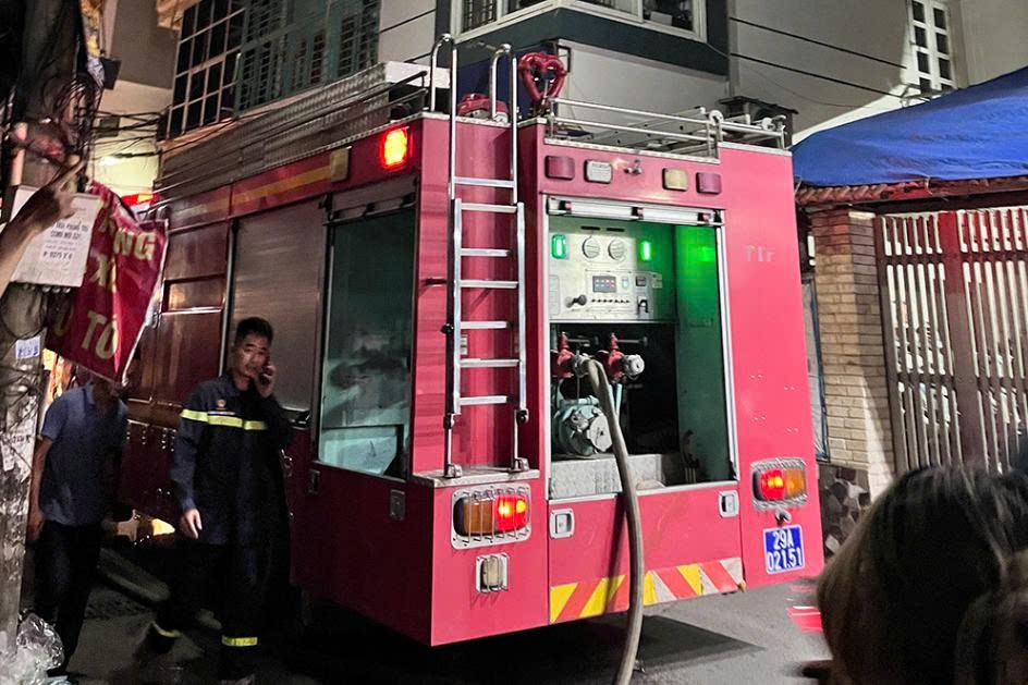Cháy chung cư mini ở Hà Nội, nhiều người chạy lên tầng thượng thoát thân