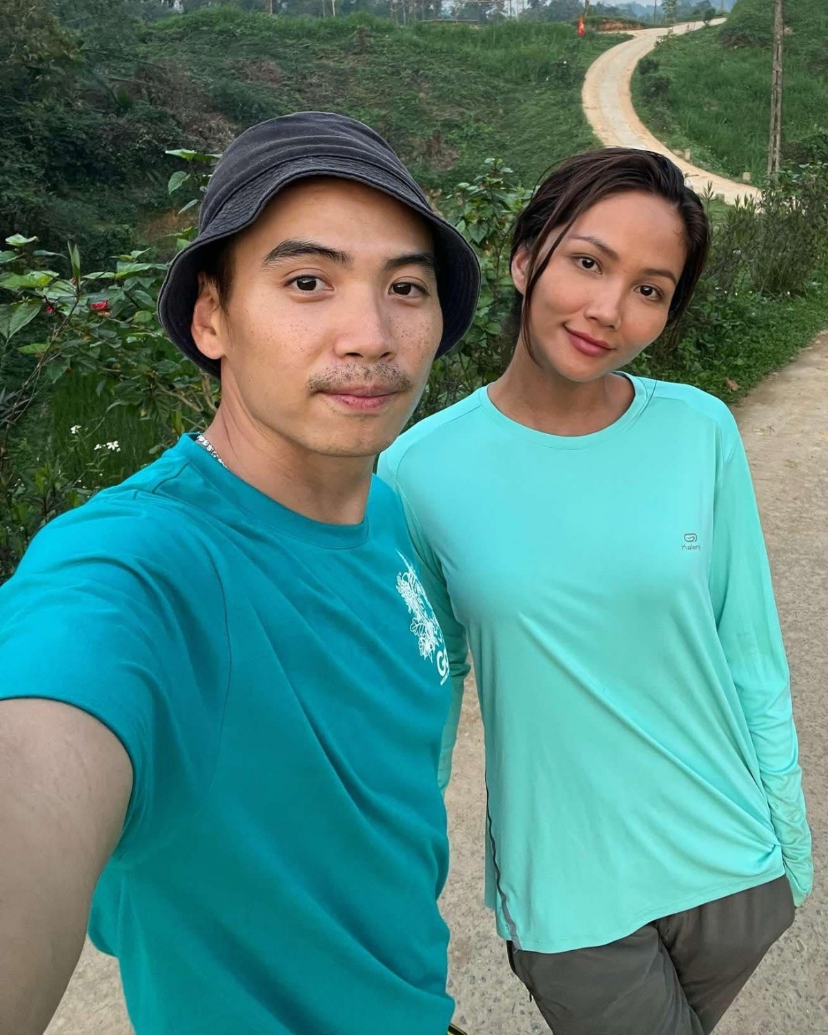 H’Hen Niê xin lỗi sau ồn ào pha cà phê bằng sữa mẹ của chồng