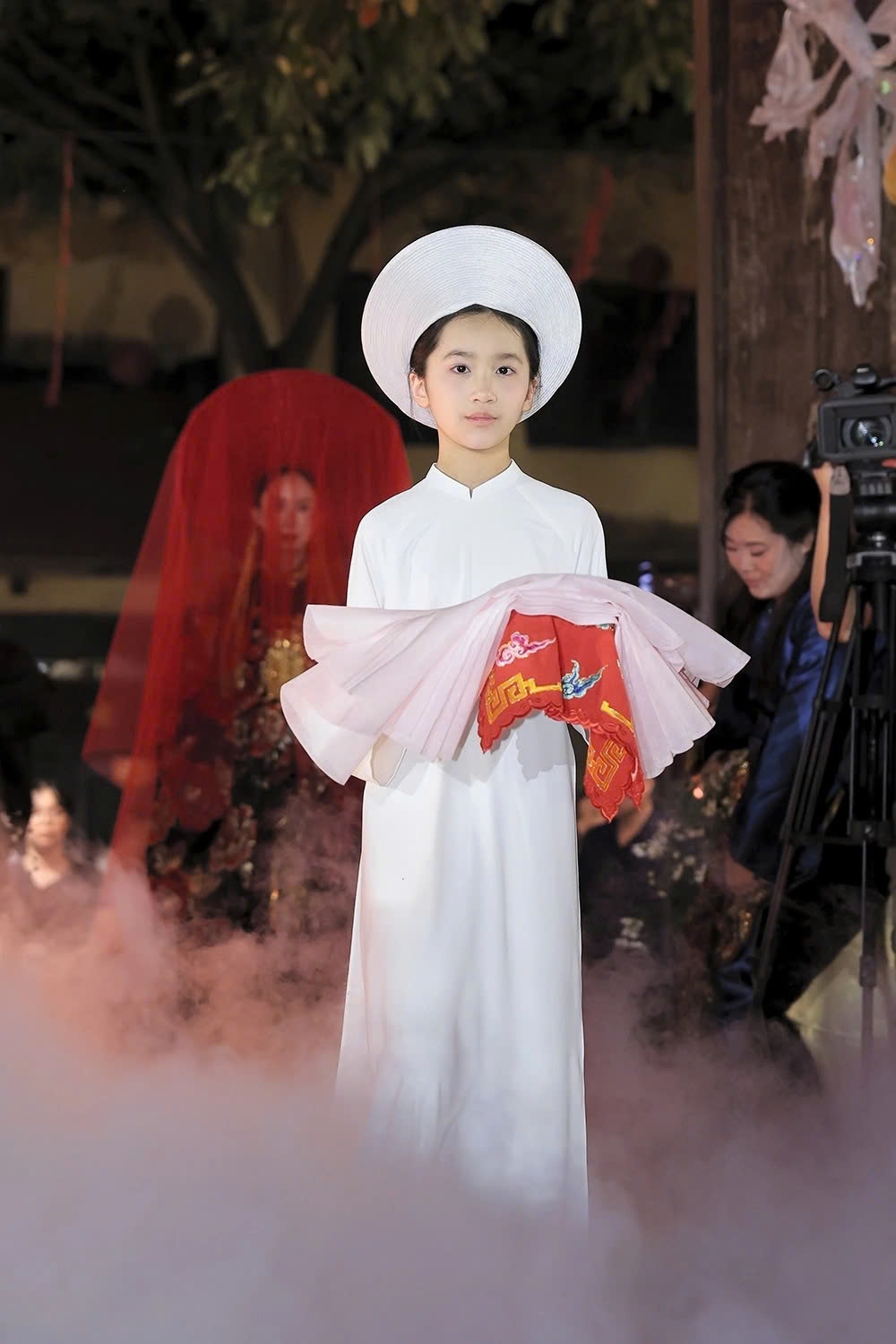 Traditional costumes on show at Hanoi's Old Quarter
