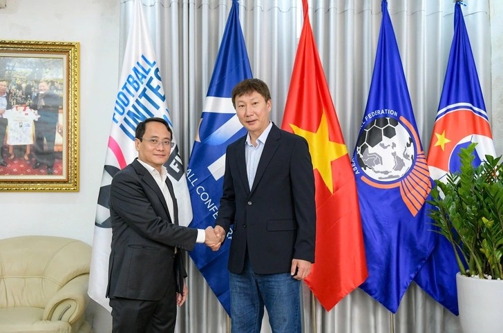 Tuoi Tre Newspaper, PNJ present Kim Sang Sik with 24K gold medal