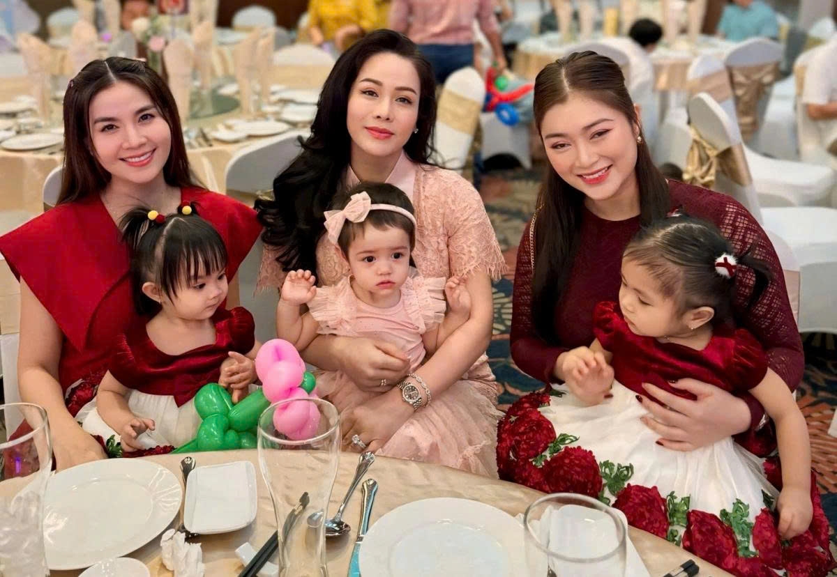 Sao Việt 21/12: Mai Tài Phến đăng ảnh bên Mỹ Tâm