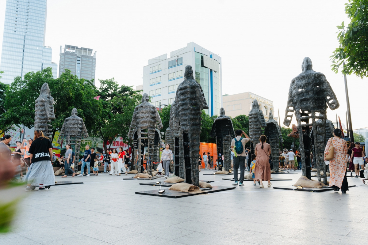 Hoạ sĩ Lê Hữu Hiếu được vinh danh vì loạt tác phẩm “đánh thức ký ức ...