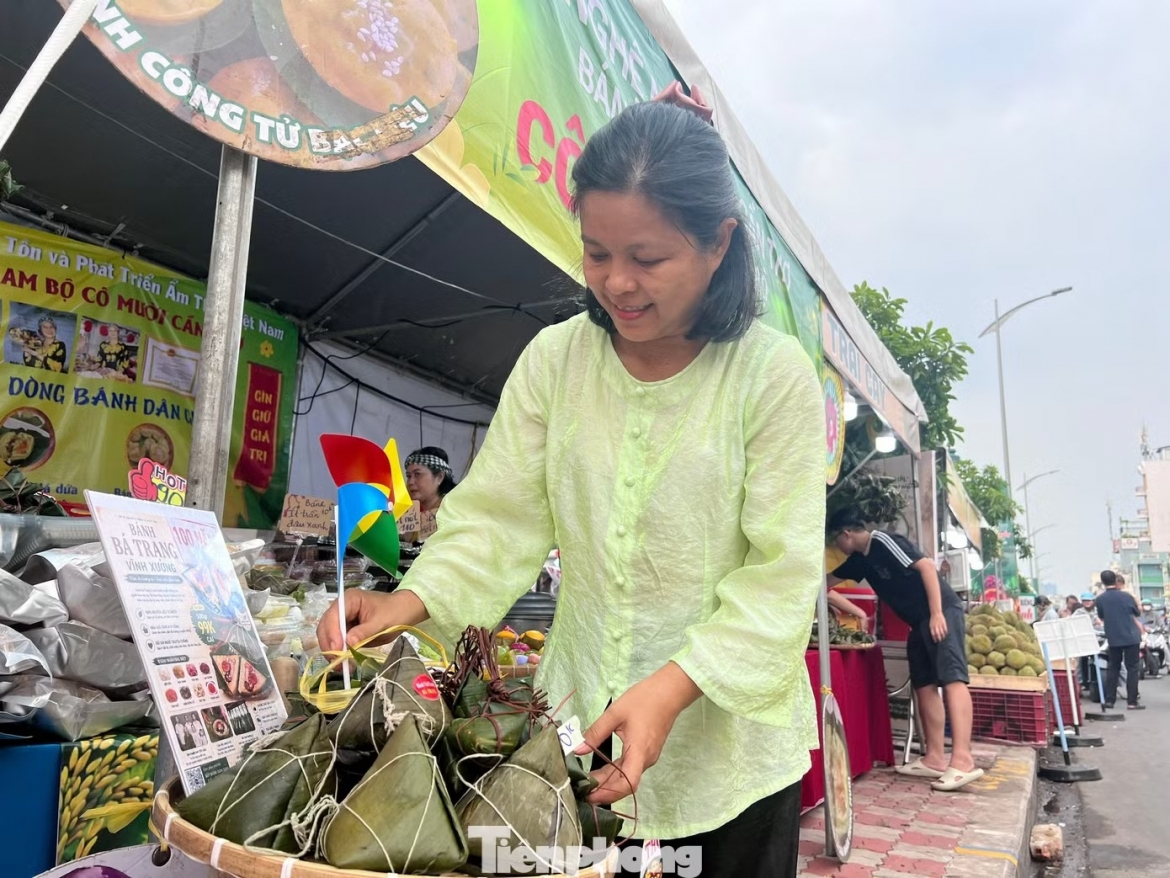 230 booths showcase Mekong Delta fruits and specialties in HCM City