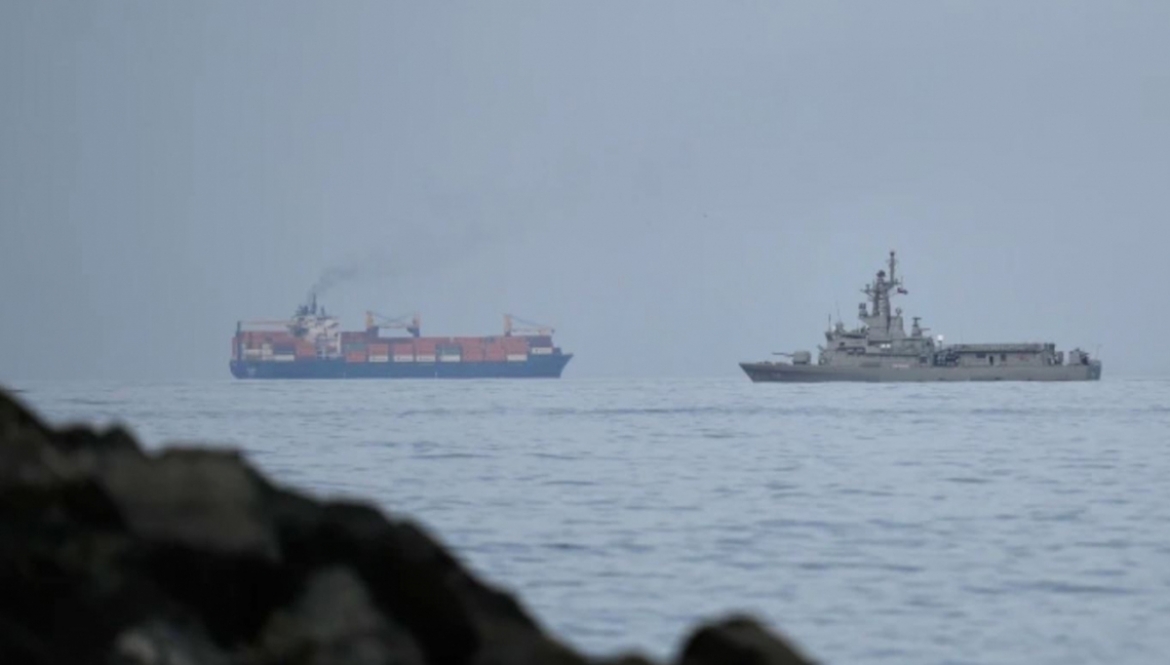 Iran và Oman dự tính thu phí eo biển Hormuz