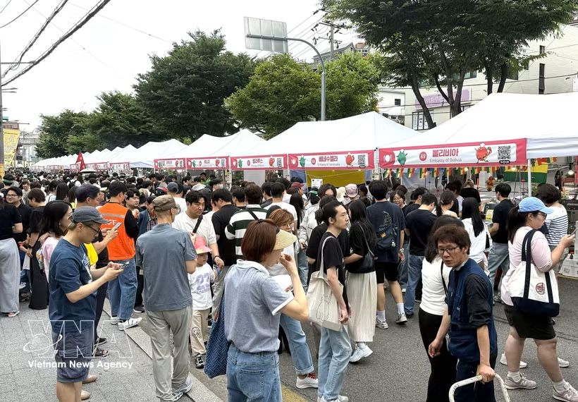 Vietnam's booth draws crowds at Seoul world food festival