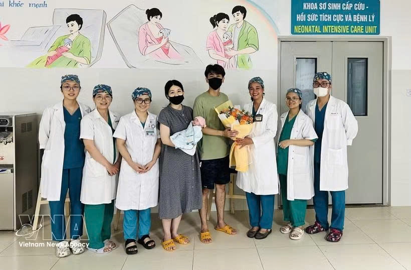 Da Nang hospital saves 720-gram premature baby born to Singaporean tourists