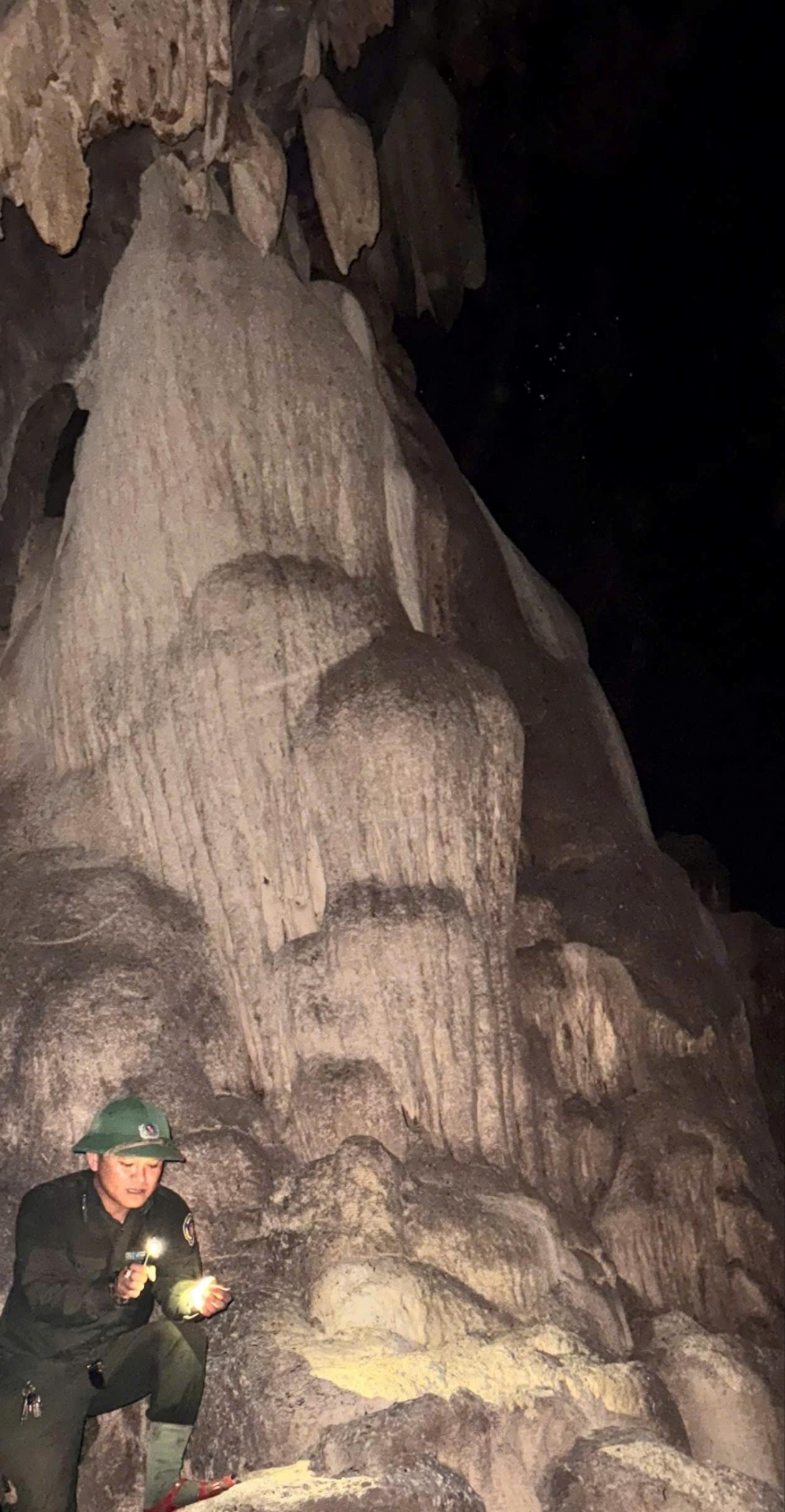 Large cave with colourful stalactite system discovered in Quang Tri
