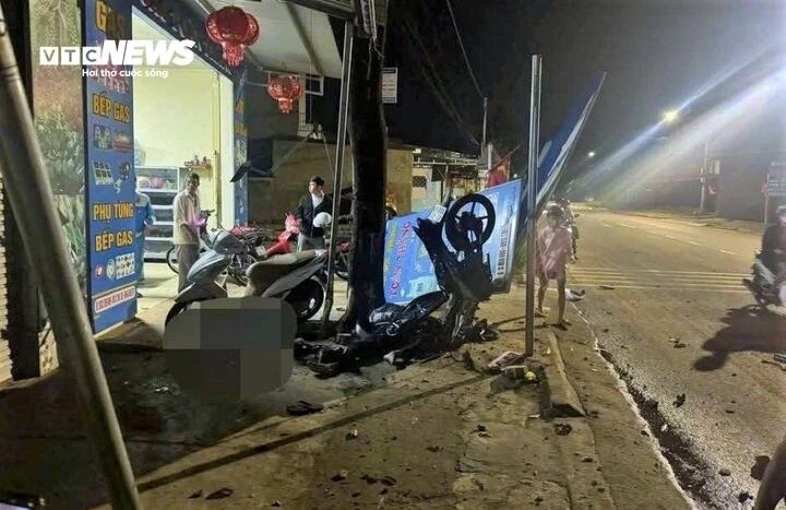 Xe máy tông vào gốc cây bên đường, hai thanh niên ở Đắk Lắk thương vong