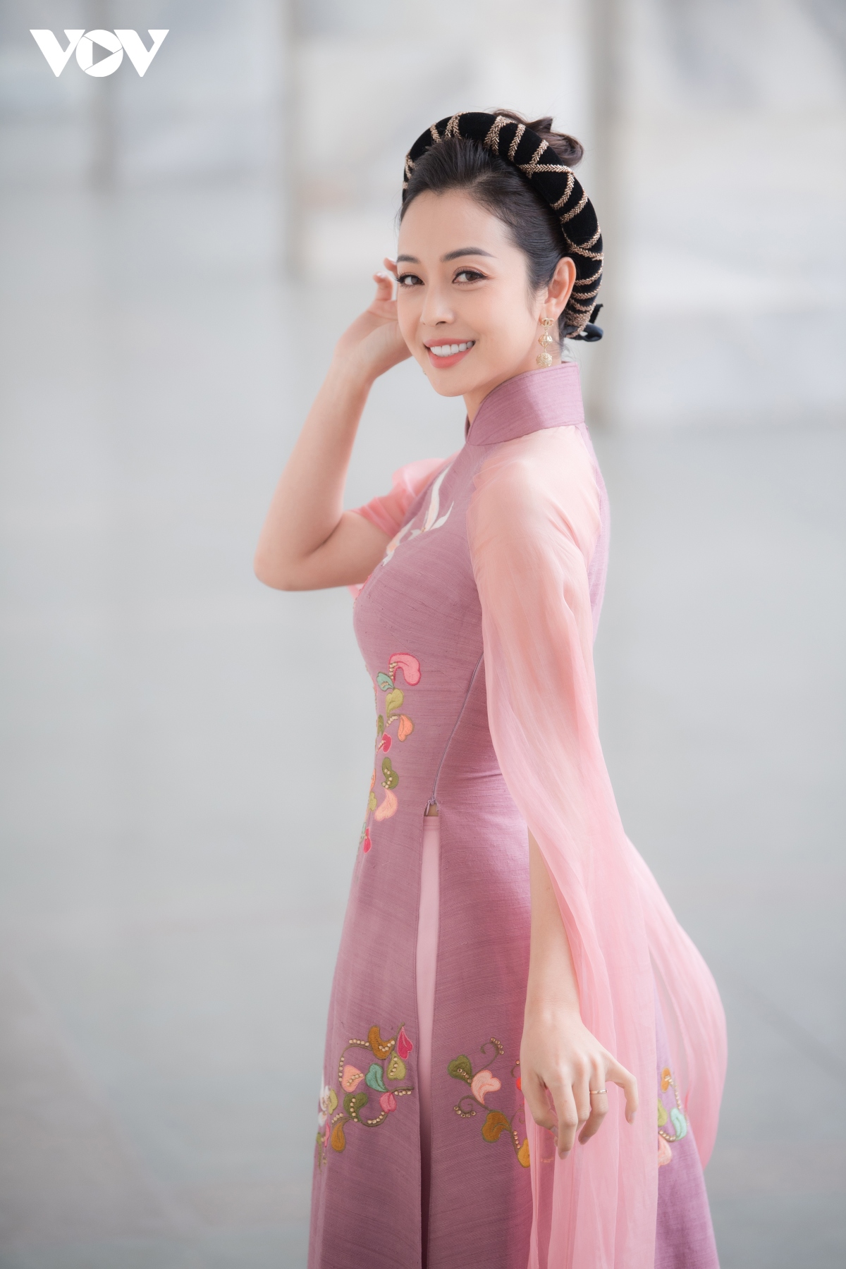 Jennifer Phạm khoe sắc rạng ngời khi làm MC chương trình "Xuân Phát Tài ...