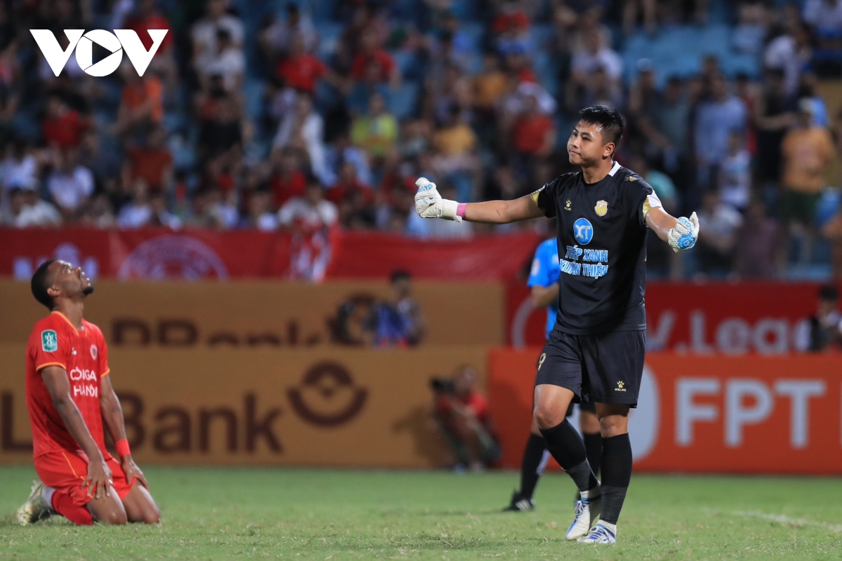 HLV Nam Định nói điều bất ngờ về thủ môn Đức Dũng