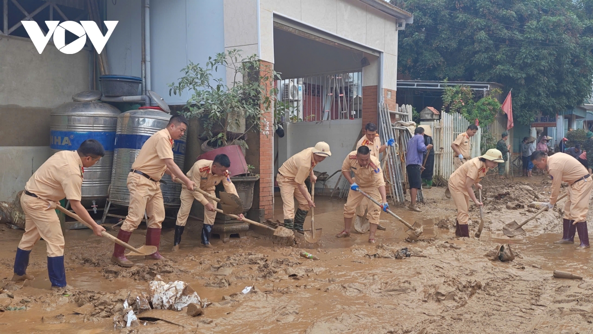 Các lực lượng ra quân giúp dân khắc phục hậu quả sau lũ ở Sơn La