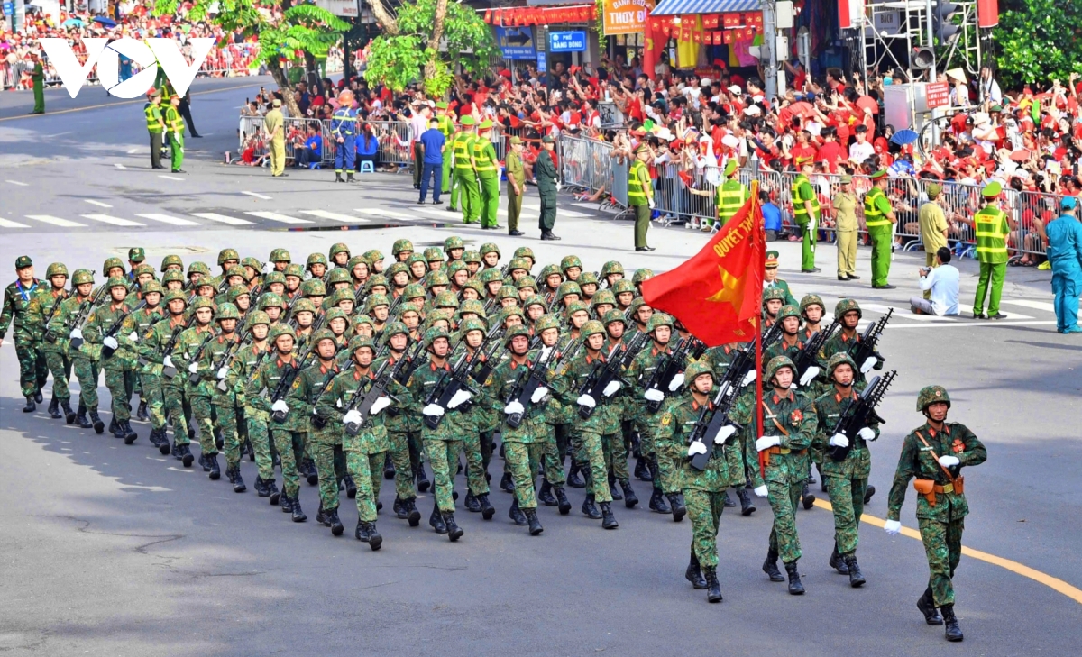 Người dân hò reo khi gặp Lê Hoàng Hiệp và Khối Tác chiến điện tử trong lễ diễu binh 2/9