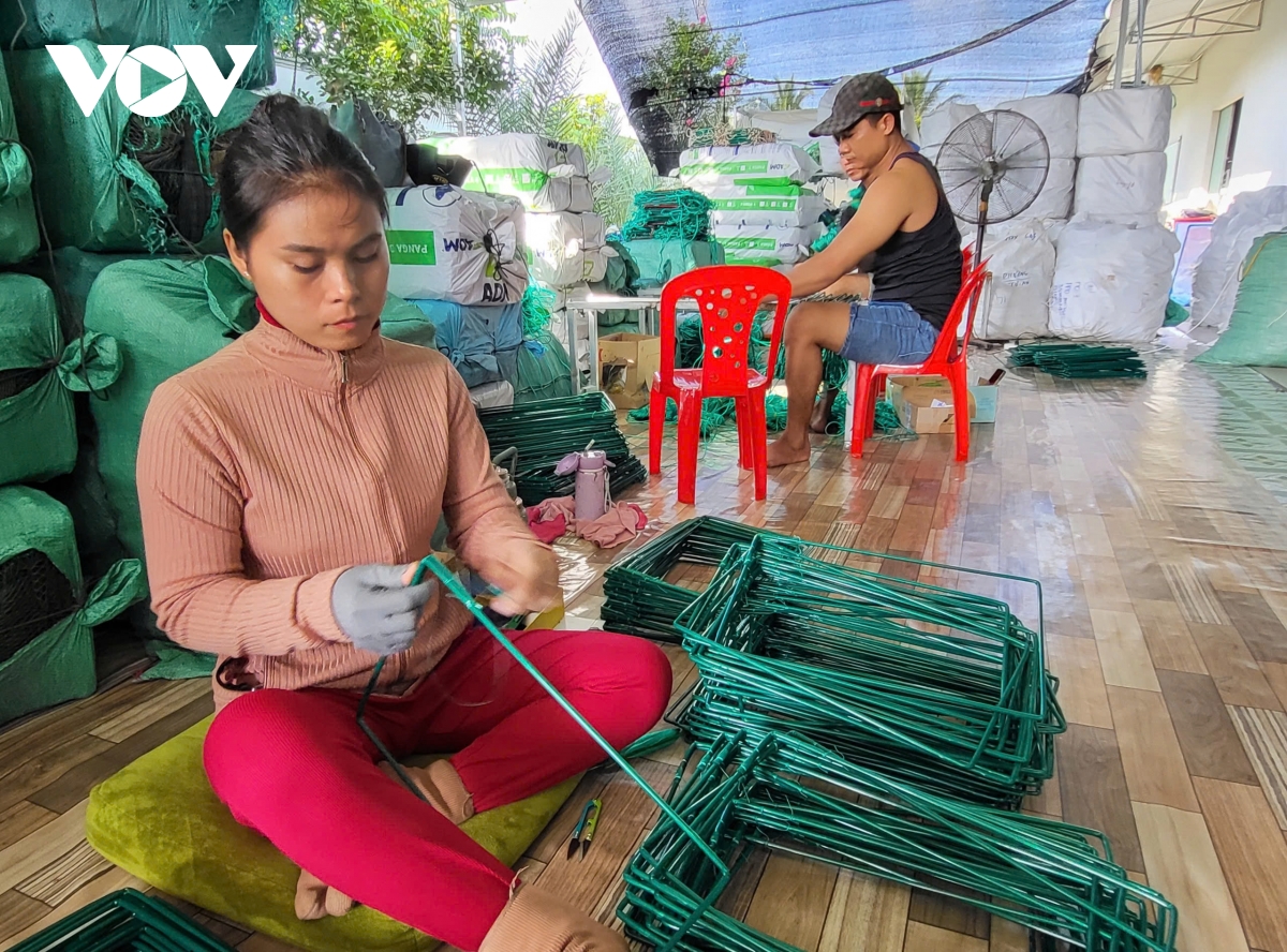 Làng đan lưới Thơm Rơm nhộn nhịp khi mùa nước nổi về