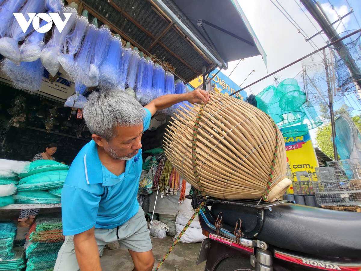 Làng đan lưới Thơm Rơm nhộn nhịp khi mùa nước nổi về