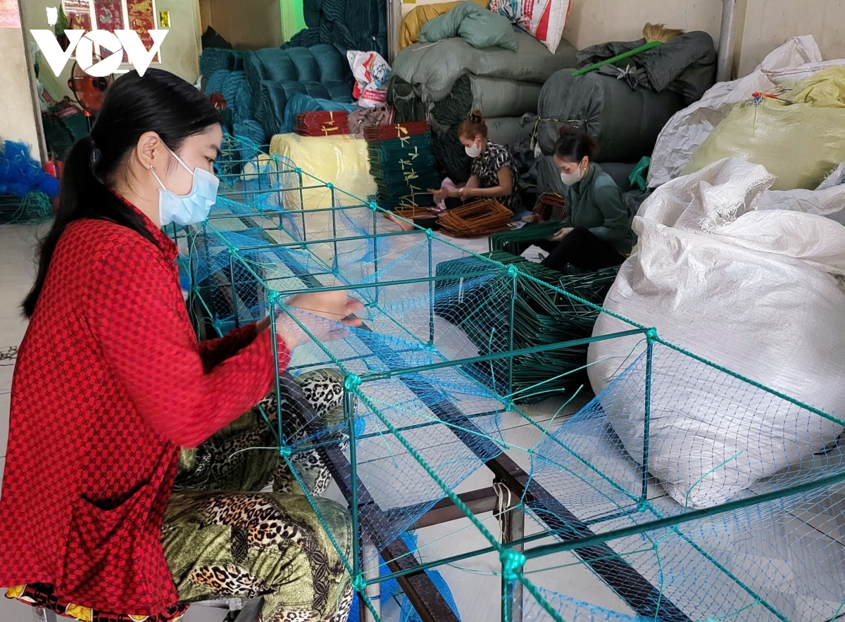 Làng đan lưới Thơm Rơm nhộn nhịp khi mùa nước nổi về