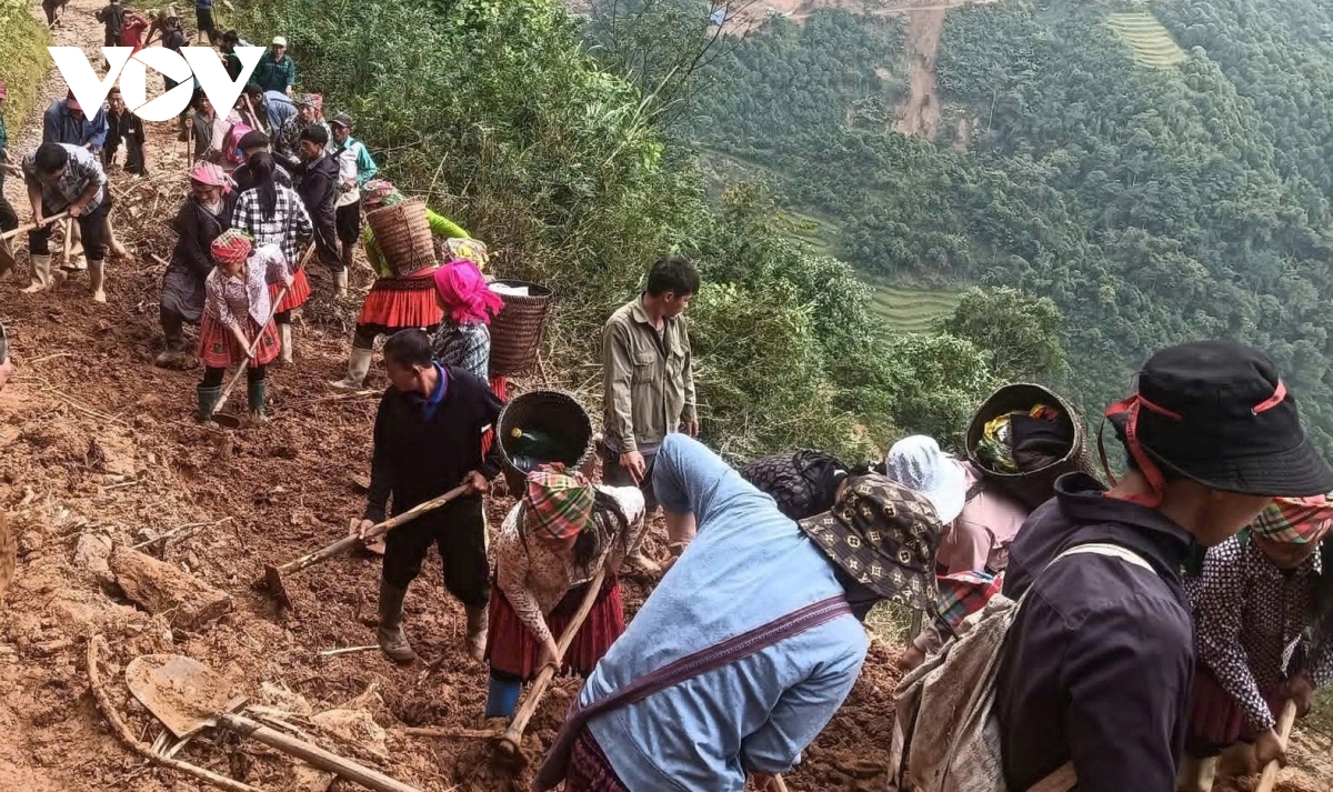 Khôi phục đường, vượt núi hỗ trợ địa bàn bị cô lập ở Sơn Lương (Lào Cai)