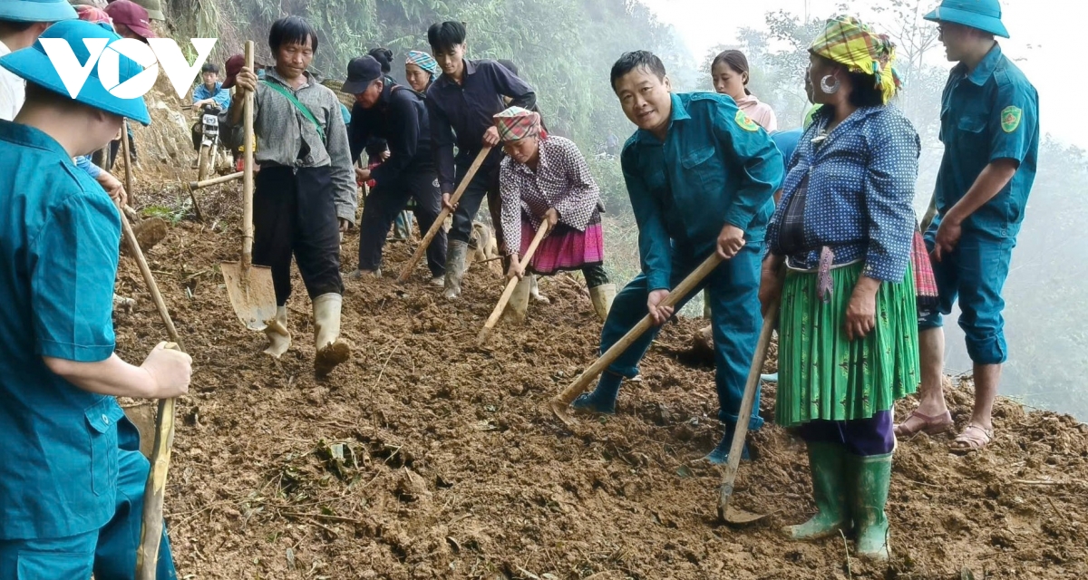 Khôi phục đường, vượt núi hỗ trợ địa bàn bị cô lập ở Sơn Lương (Lào Cai)