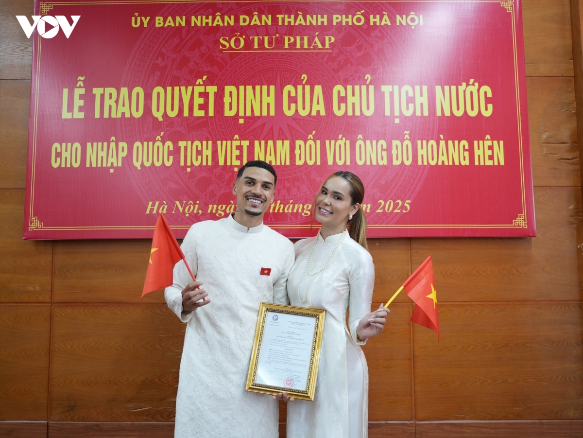 Đỗ Hoàng Hên làm điều đặc biệt, hát Quốc ca trong ngày nhận Quốc tịch ...
