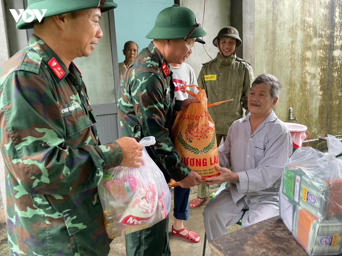 Bộ đội Lữ đoàn 574- QK5 đưa thực phẩm hỗ trợ người dân thượng nguồn ...