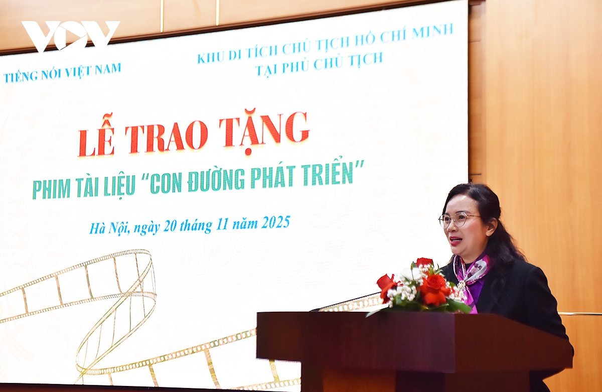 VOV tặng phim tài liệu “Con đường phát triển” cho Khu di tích Chủ tịch ...