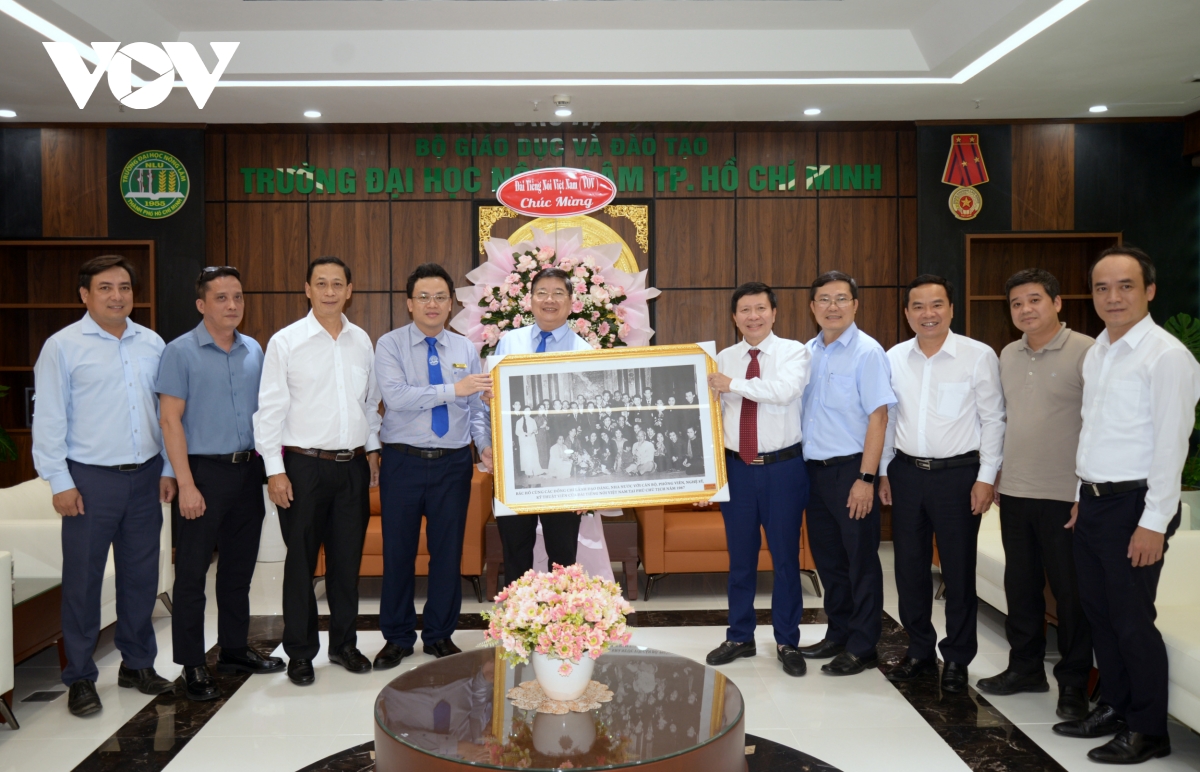 Đoàn công tác VOV chúc mừng Đại học Nông Lâm TP.HCM nhân kỷ niệm 70 năm ...