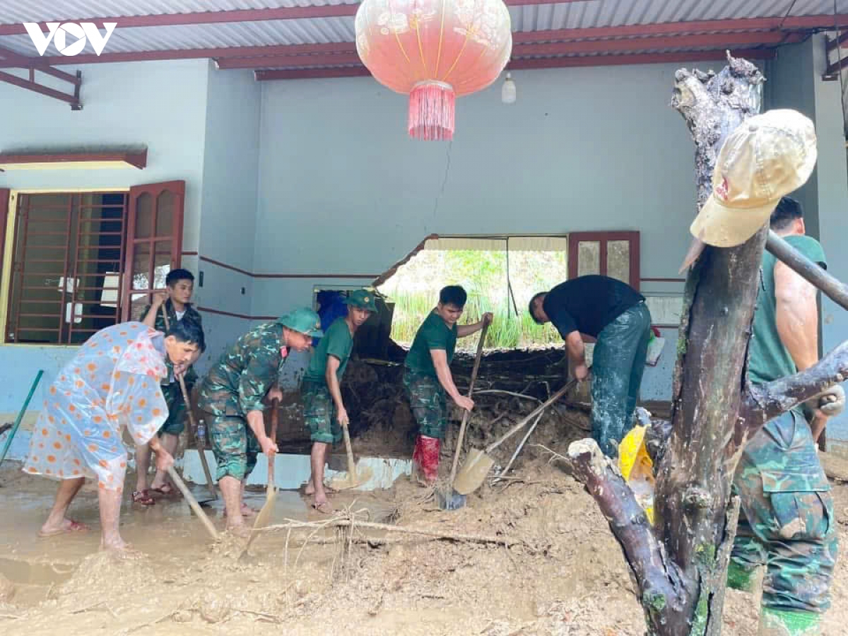 Bộ đội Lữ đoàn 574- QK5 đưa thực phẩm hỗ trợ người dân thượng nguồn ...