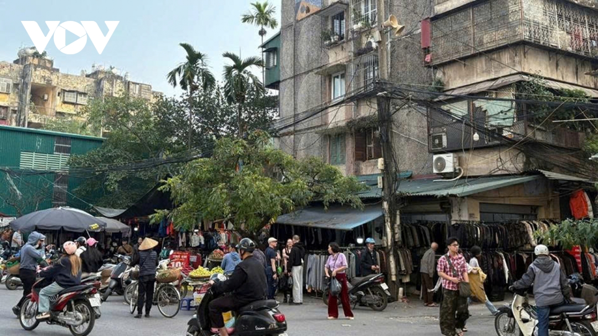 Chợ đồ cũ ở Hà Nội mua bán nhộn nhịp và nguy cơ tái diễn tiêu dùng nhanh