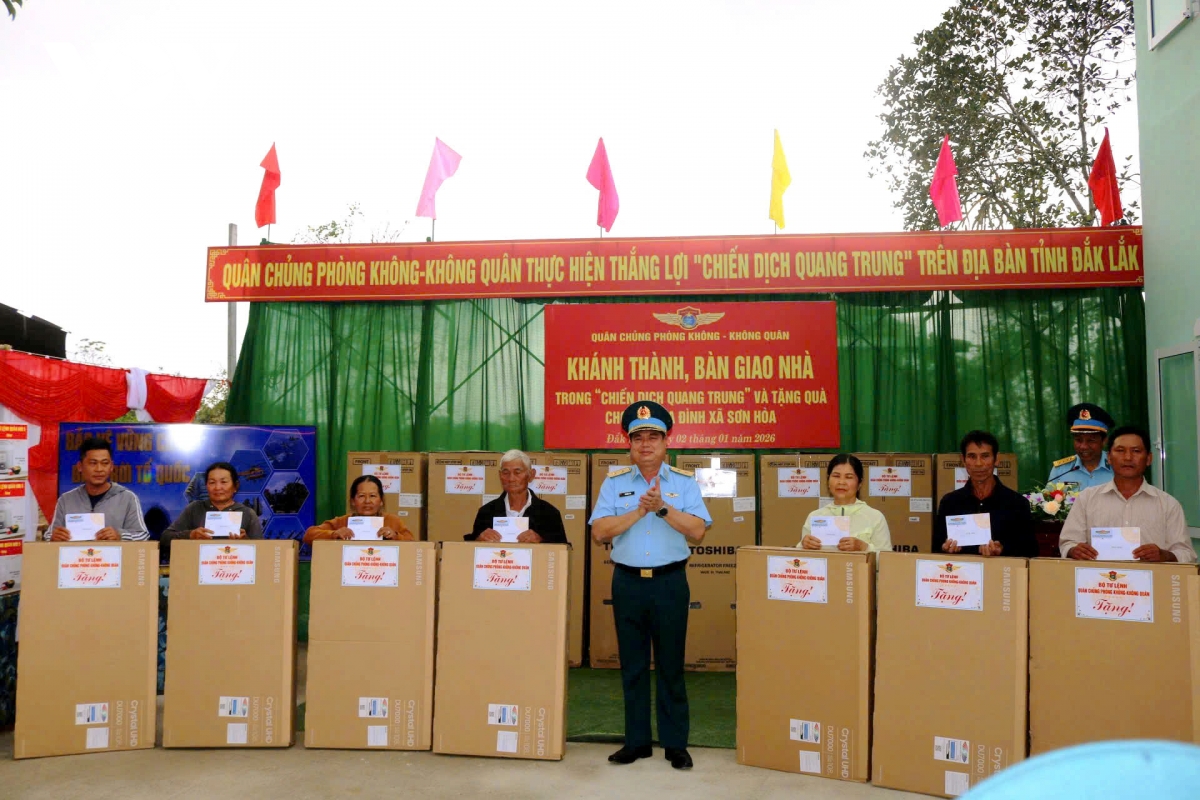 "Chiến dịch Quang Trung": Trao 7 căn nhà tặng bà con vùng lũ Sơn Hòa ...