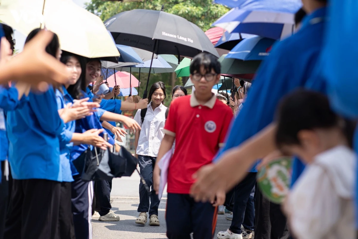 Nước mắt, nụ cười của thí sinh sau khi kết thúc kỳ thi tuyển sinh lớp ...