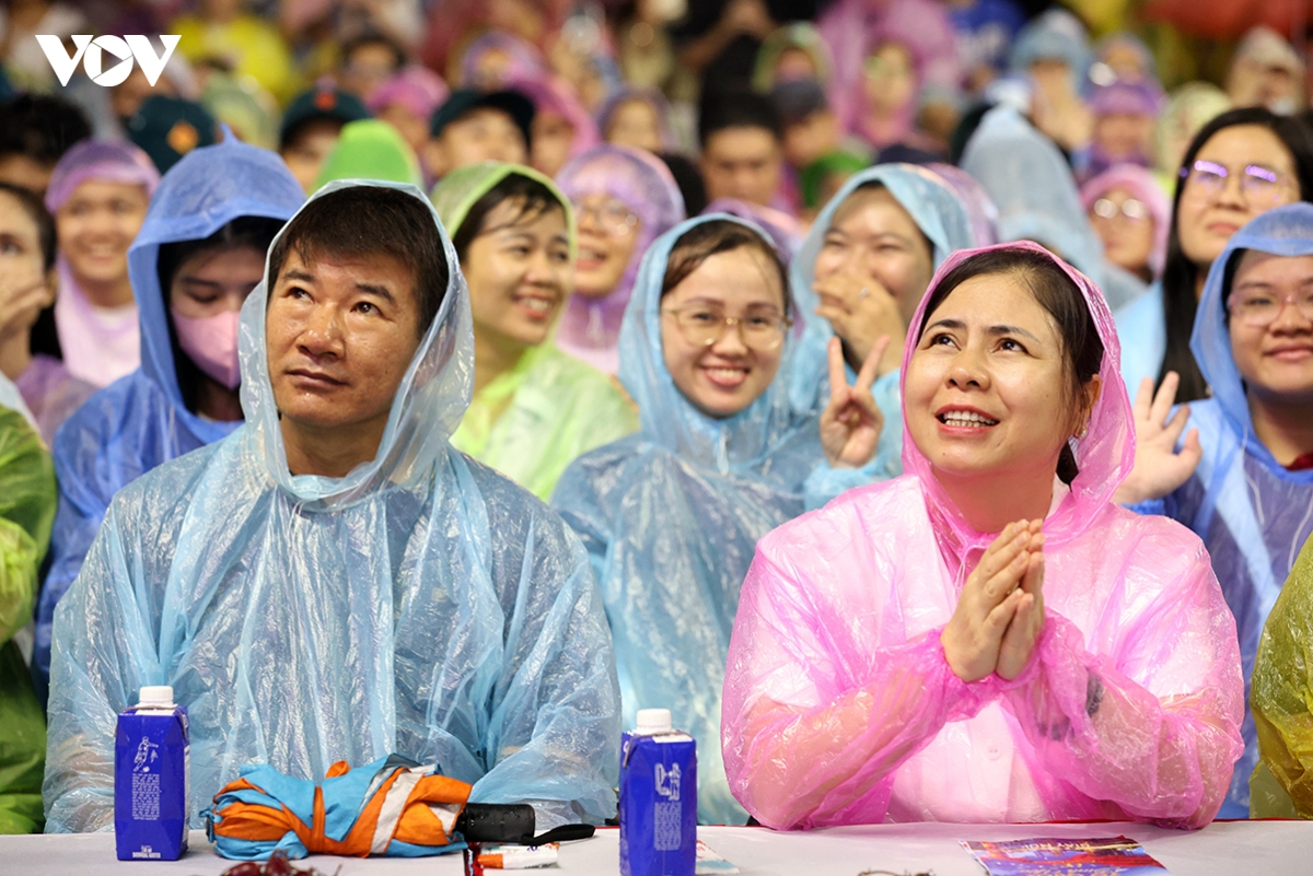 Thousands brave rain to watch ‘Peaceful Homeland’ gala in HCM City