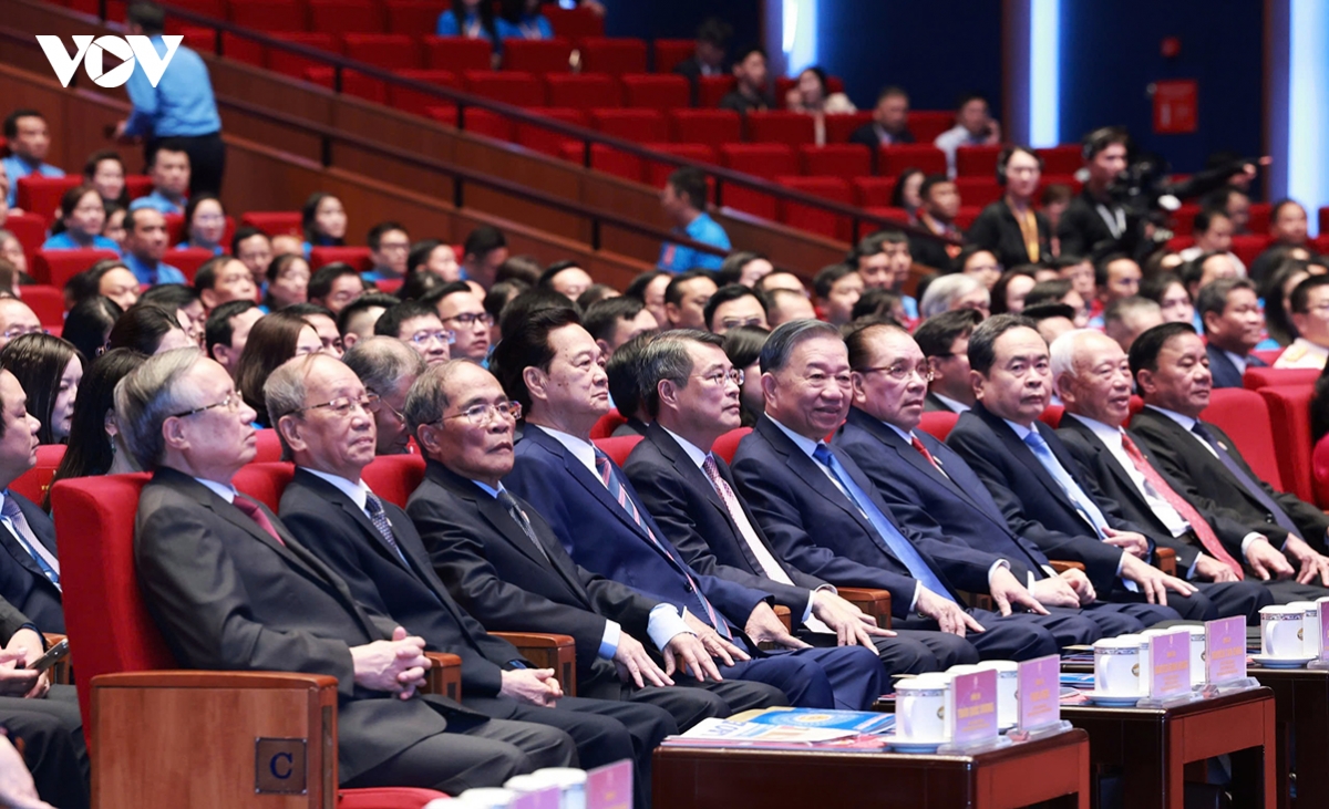Top leader To Lam calls for worker-centred trade union reform