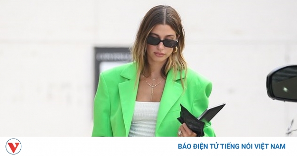 Hailey Baldwin diện blazer màu xanh neon nổi bật đi họp kinh doanh