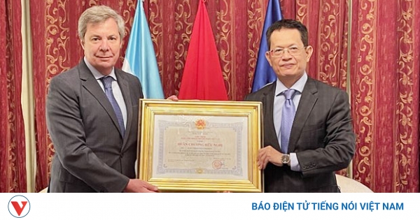 Tặng Huân chương Hữu nghị cho nguyên Đại sứ Argentina tại Việt Nam